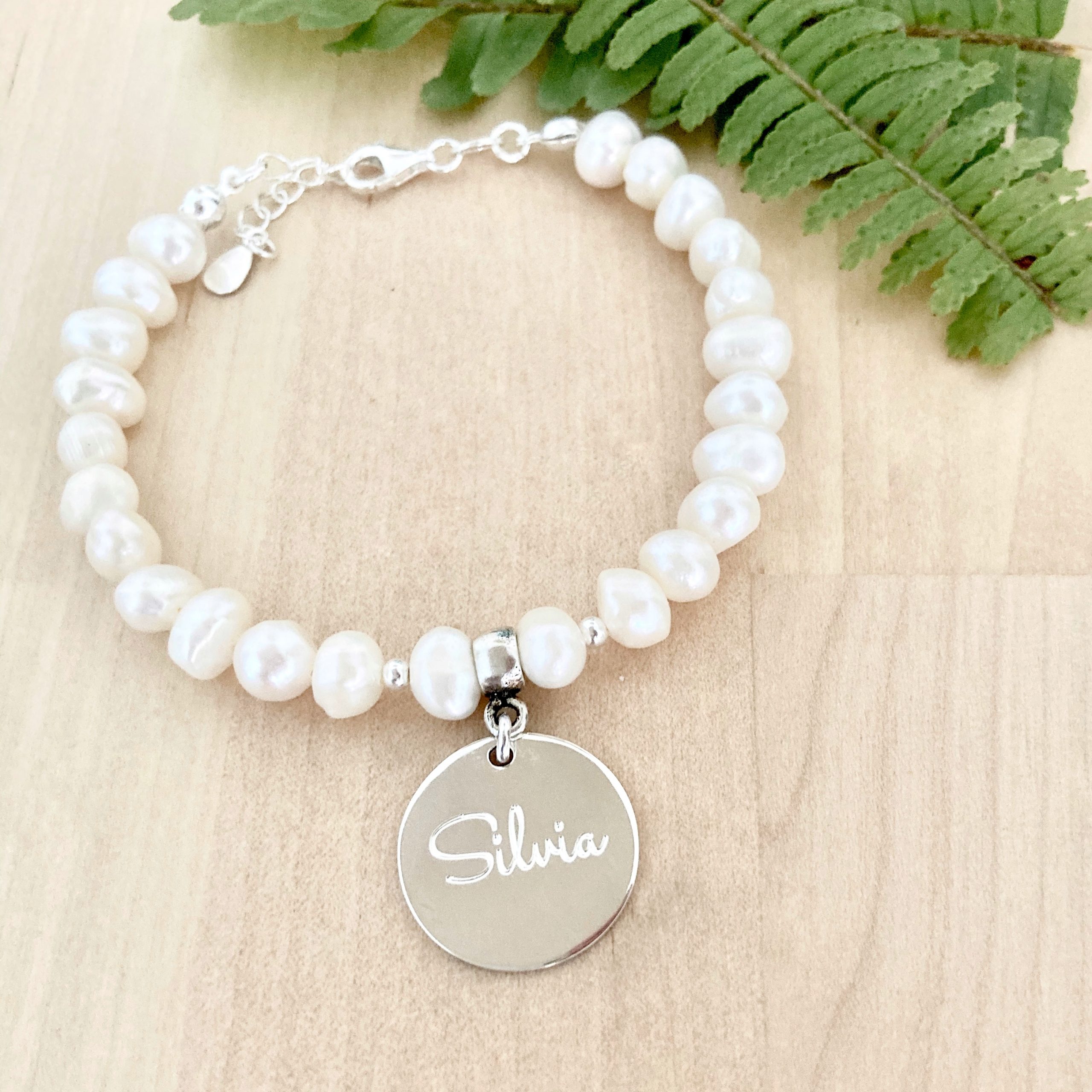 Pulsera Personalizada Perlas Medalla Plata - Bellota Colorá